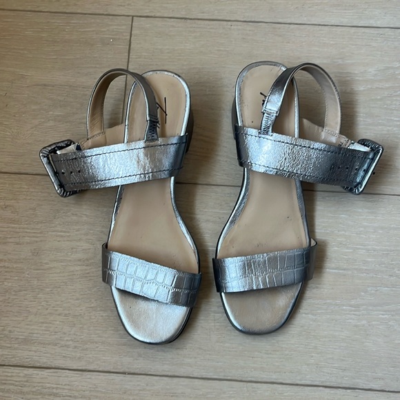 Trotters | Shoes | Silver Trotters Sandals Size 7 W | Poshmark